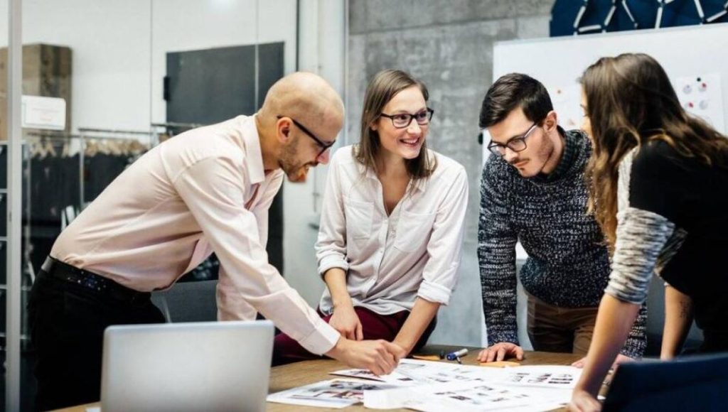 Semana laboral de cuatro días: estos son los beneficios y los riesgos